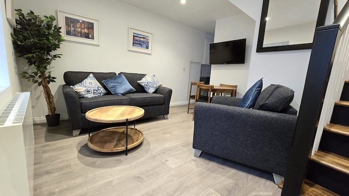 Central & Stylish, Two Bed, Two Bath - Galway