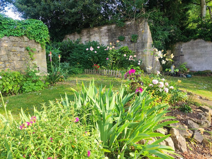 Lovely 2-bedroom Home With Stunning City Views - Bath
