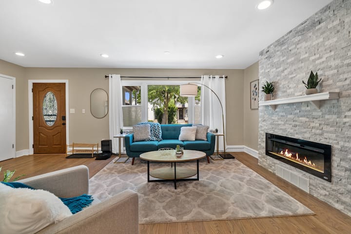 2 Homes Near Entertainment, 3 King Beds, Sleeps 14 - Milwaukee