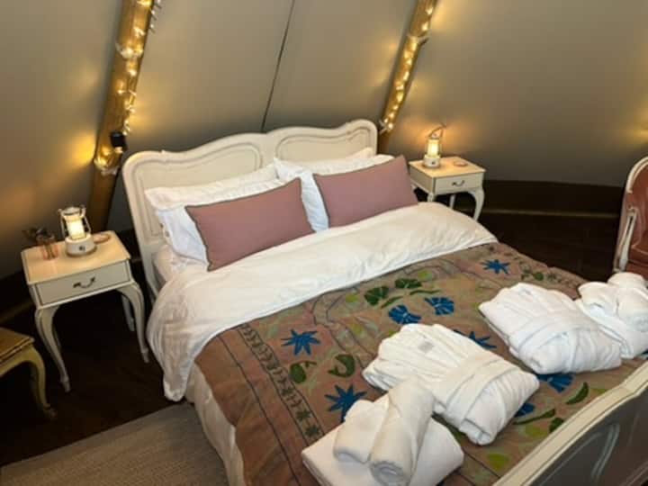 Cosy Luxury Tipi-maple, Log Burner, Heat Blanket - Suffolk