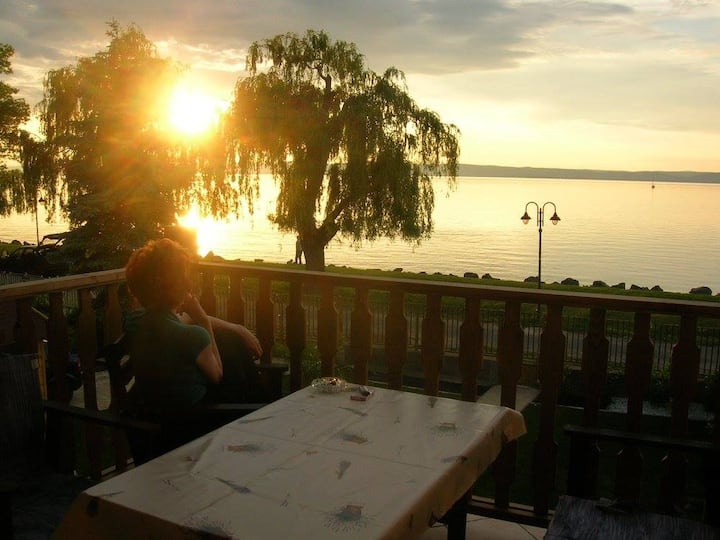 Siófokon Nyaraló Az Ezüstparton - Siófok