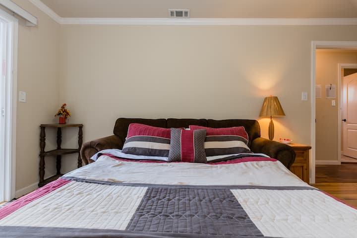 Guest Room W/ Backyard Access Near Santana Row - Cupertino, CA
