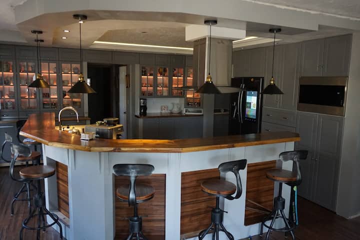 6 Miles Away From Eaa Gateway - Oshkosh, WI