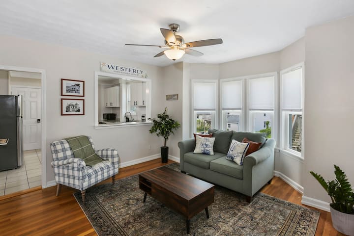Vibrant 2 Bedroom Apt - Conveniently Located - East Beach, Westerly