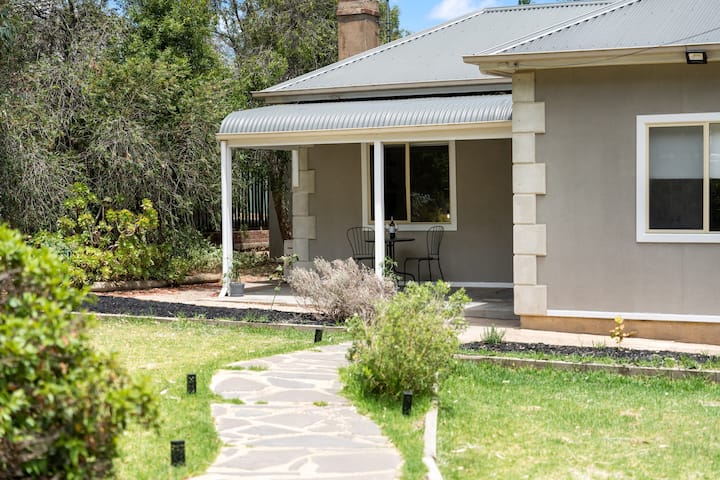 Trail Side Cottage - Clare Valley