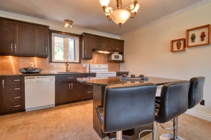 Charlesbourg, Maison Entière, 2 Ch. +Bur+2 Parking - Québec, QC