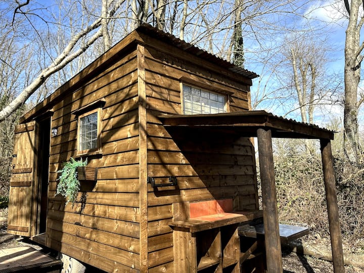 The Badgers Burrow Hut 'Off Grid' - Battle