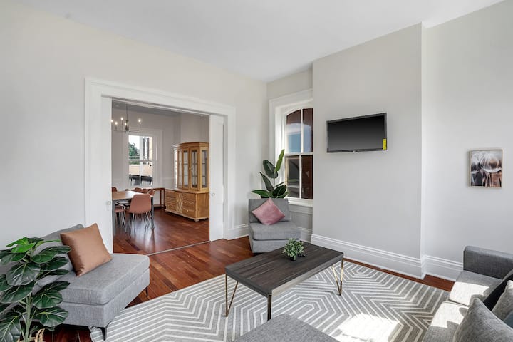 Chic Minimalist Haven - St. Louis, MO