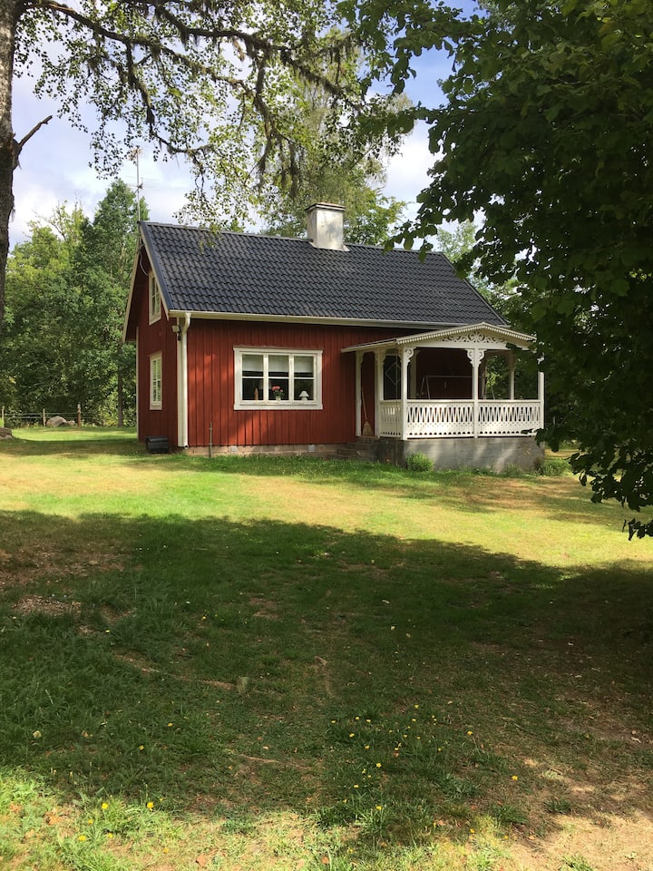 Mysig Stuga Vid Sjö I Småland. - Vrigstad