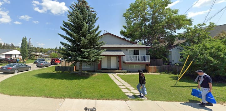 Renovated 6 Bedroom House 2 Baths - Calgary