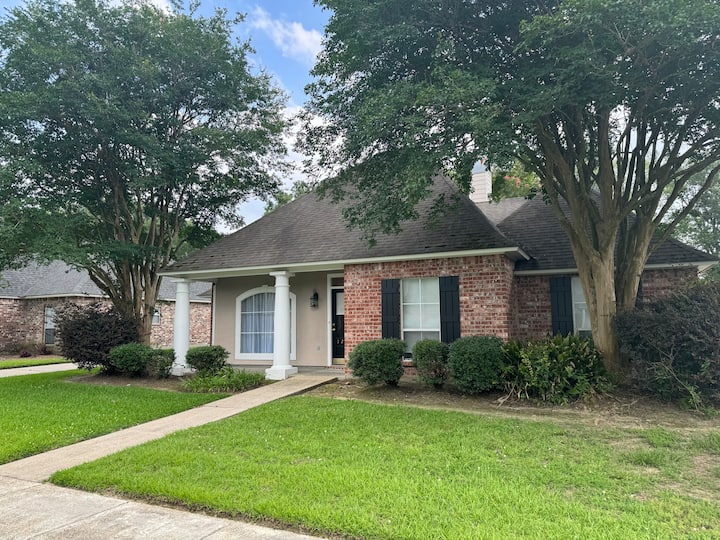 Stylish 3 Bedroom Remodel With Art Everywhere! - バトン・ルージュ, LA