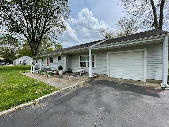 Cozy House, Spacious Property. - Muncie, IN