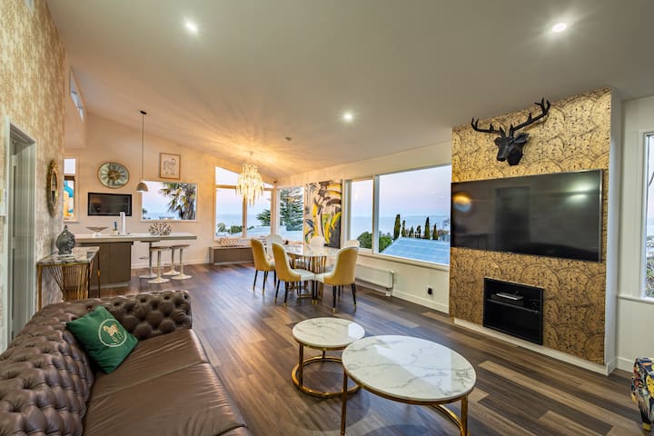 Home With Stunning Sea Views. - Napier