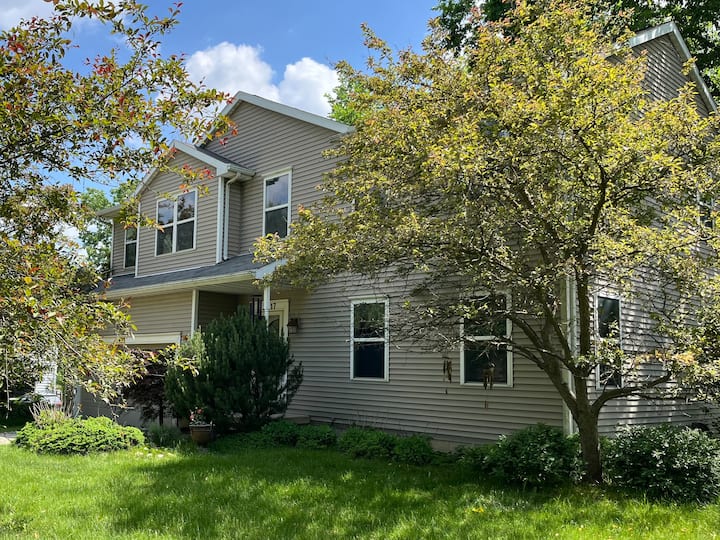 Sweet Colonial Home In Ann Arbor - Ypsilanti, MI