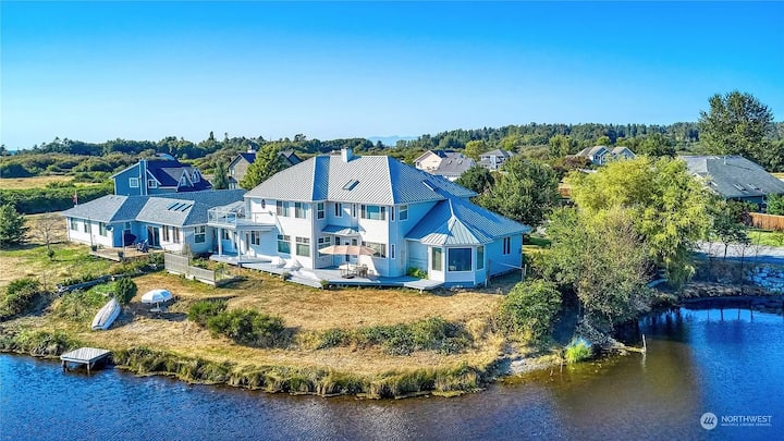 A King Room Plus Two Queen Rooms (Fit 6 People) - Point Roberts, WA
