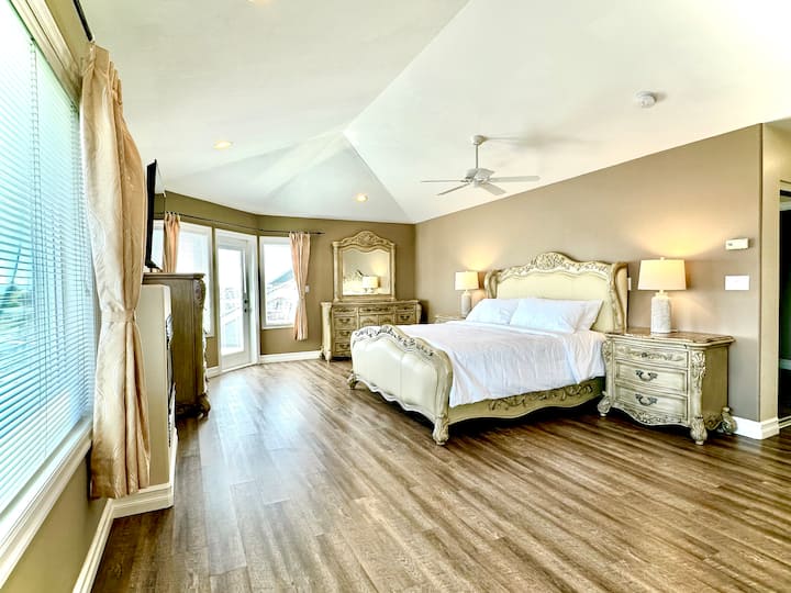 A King Room Plus Two Queen Rooms (Fit 6 People) - Point Roberts, WA