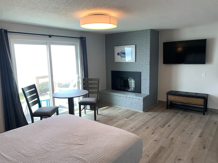 Ada Queen Studio Suite With Deck - Lincoln City