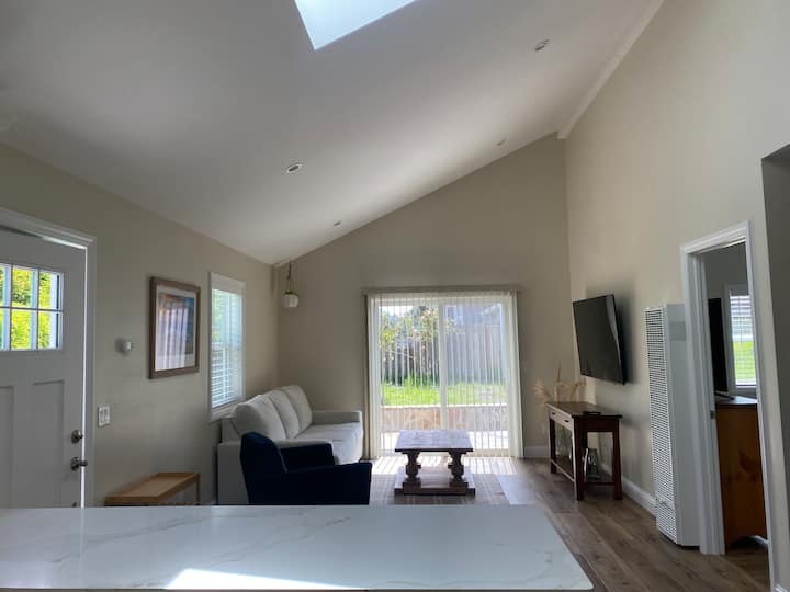 New, Bright, Private 1/1 Cottage W/qn Sofa Sleeper - Monterey, CA
