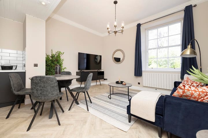 The Heart Of Central Old Town With Castle Views - Edinburgh, UK