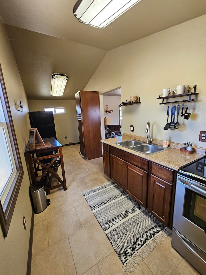 Romantic Bunkhouse Retreat - Hemet, CA