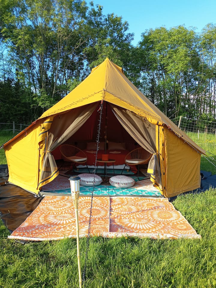 Tente Au Milieu Des Chevaux - Bourbon-Lancy