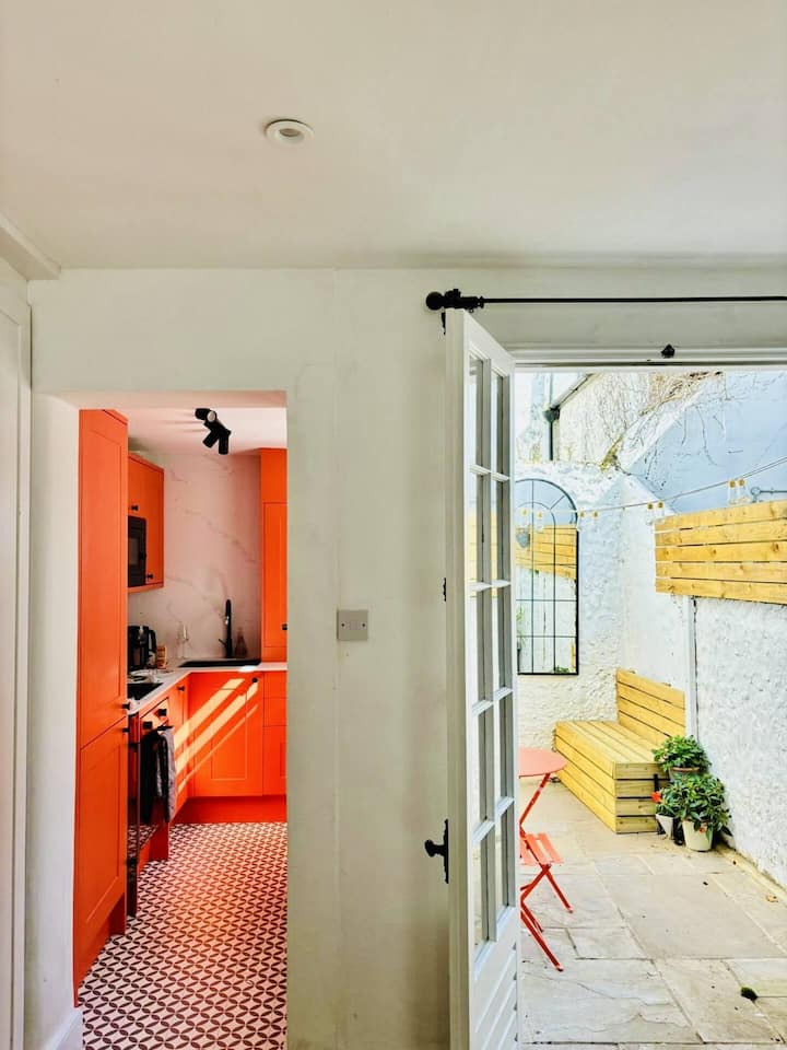 Quirky & Colourful Cottage - Hove