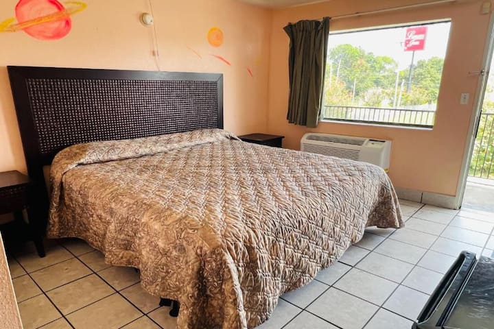 Luxury Inn King Bed Smoking - Albany, GA