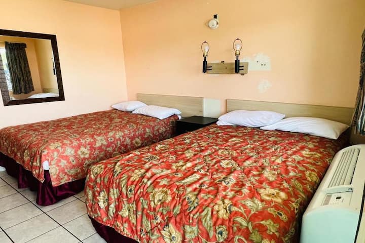 Luxury Inn 2 Queen Bed Smoking - Albany, GA