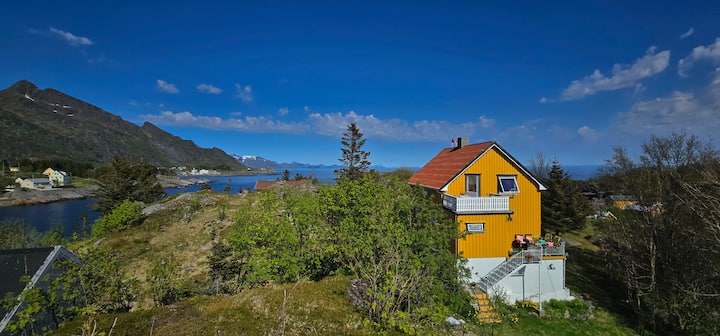 Charming Golden Cabin With Breathtaking Sea Views - Sørvågen