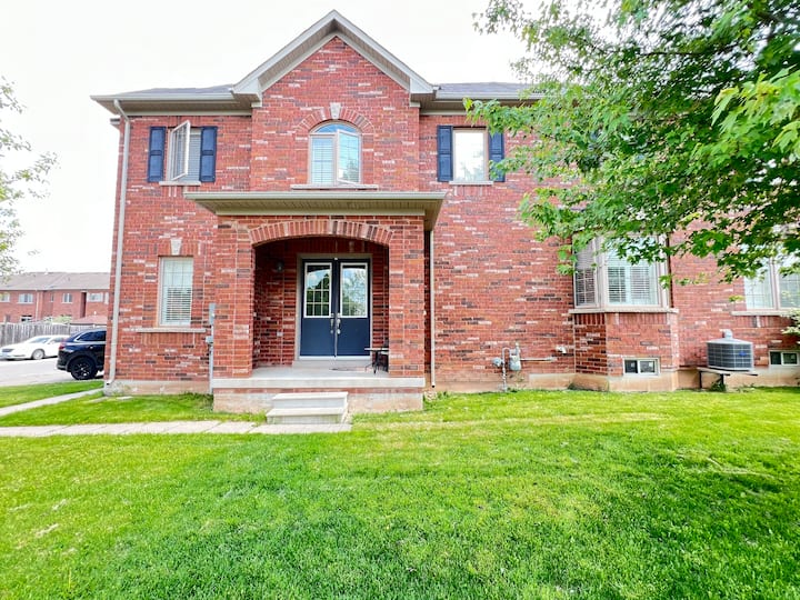 Luxury 3 Br, 3 Bath Corner Townhouse - Oakville