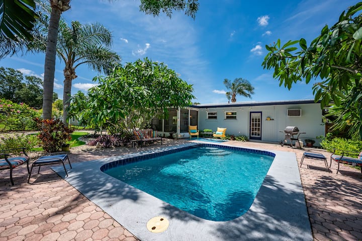 Tropical Oasis: Poolside Getaway - Bayfront Park, Sarasota