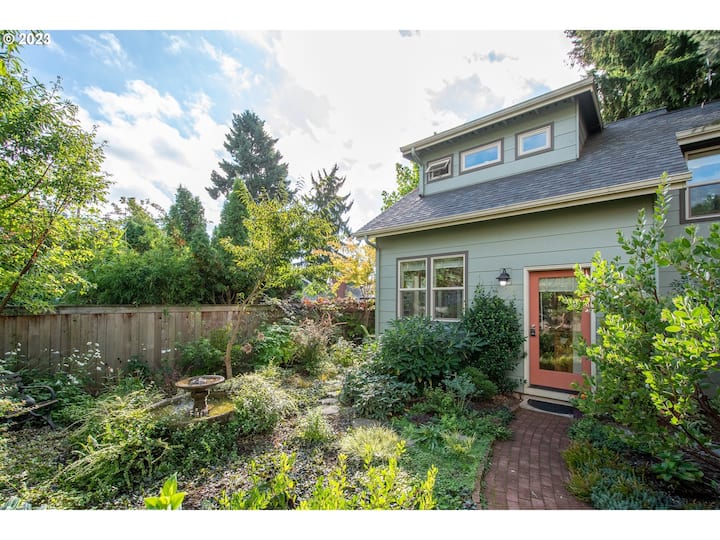 Private Woodstock Garden Oasis - Portland, OR