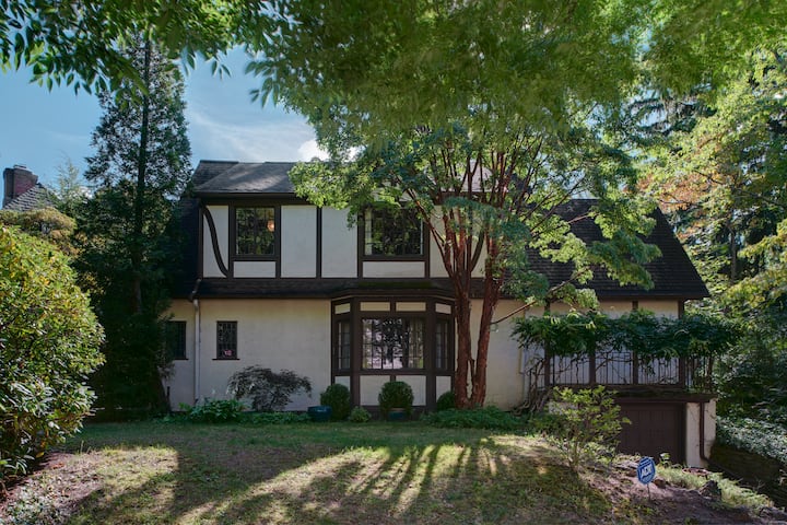 Art-filled Tudor Home In Historic Neighborhood - Rochester, NY