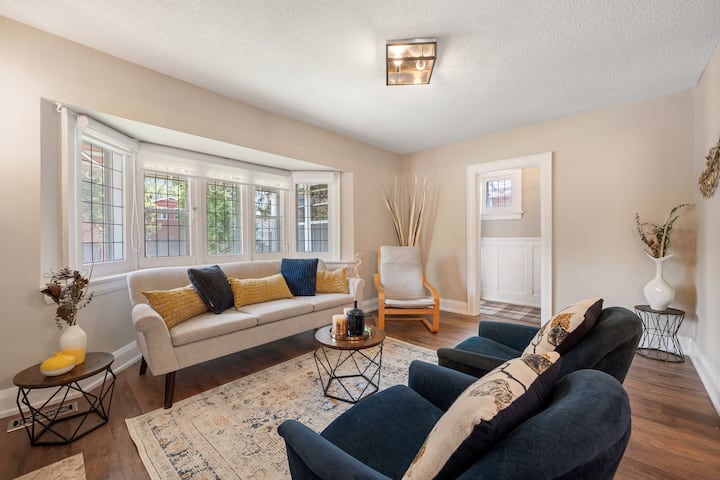 Delightful 2+1 Bedrooms+ Parking - Toronto