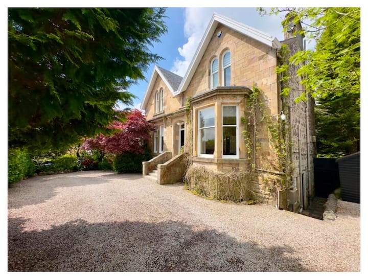 Magnificent Detached House - Newark Castle