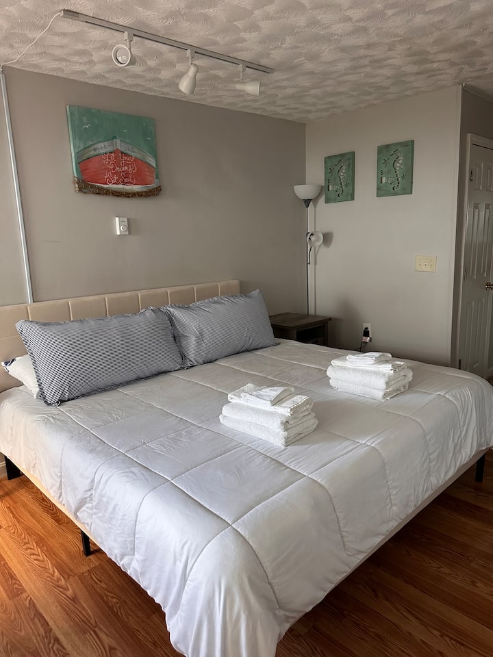 King Bed With Kitchenette - Hampton Beach, NH