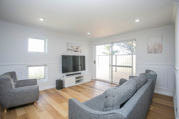 Coast Luxury Modern Retreat (3bdr - 3 Bath) - Mindarie
