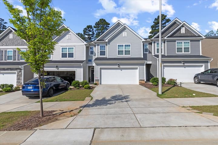 Stylish & Central Townhome In The Heart Of Raleigh - Wake Forest, NC