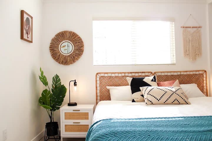King Bed Master Private, Parking - North Vancouver