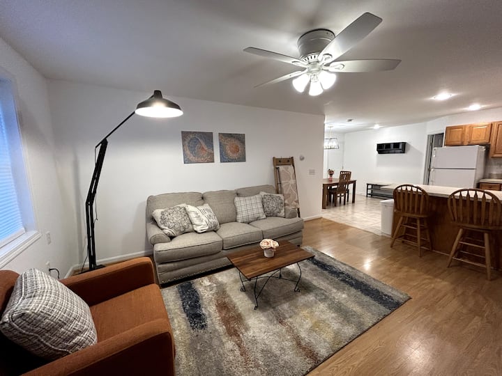 Chic Nest: One Bedroom Apt Above Garage In Nh - Salem, NH