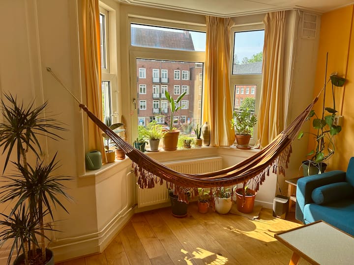 Vibrant Artist's Apartment - Amsterdam