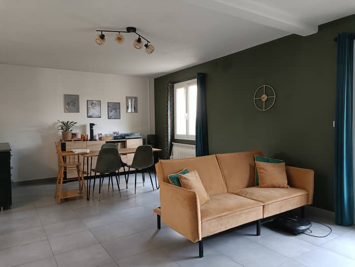 Chambre Dans Maison Chaleureuse - Istres