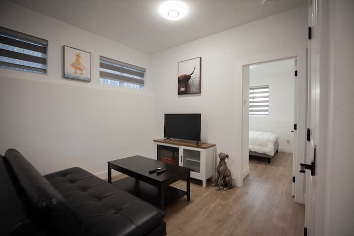 Brand New Cozy 2 Bedroom Garden Suite - 빅토리아