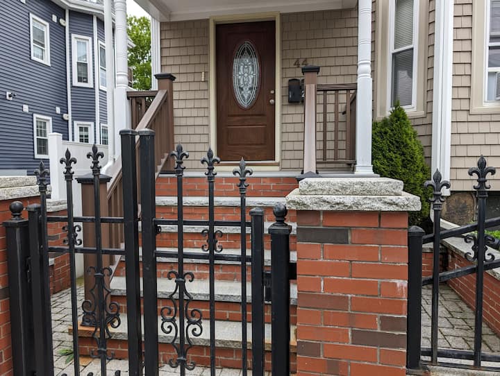 Convenient 2 Br Near Bus/train - Hyde Park - Boston