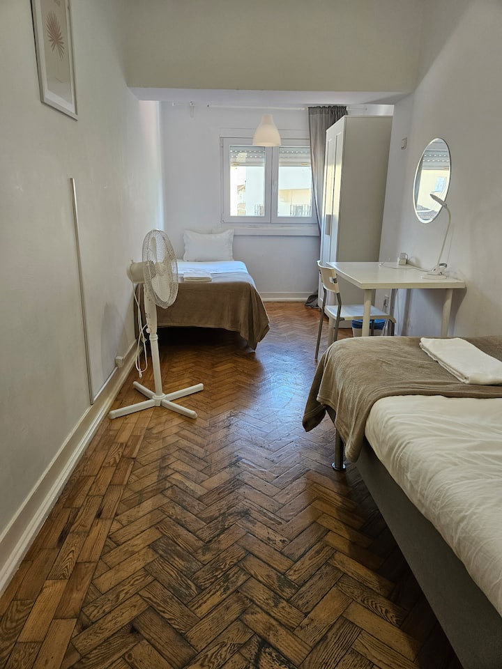 Quarto Duplo - 5 Minutos Do Aeroporto De Lisboa - Portela