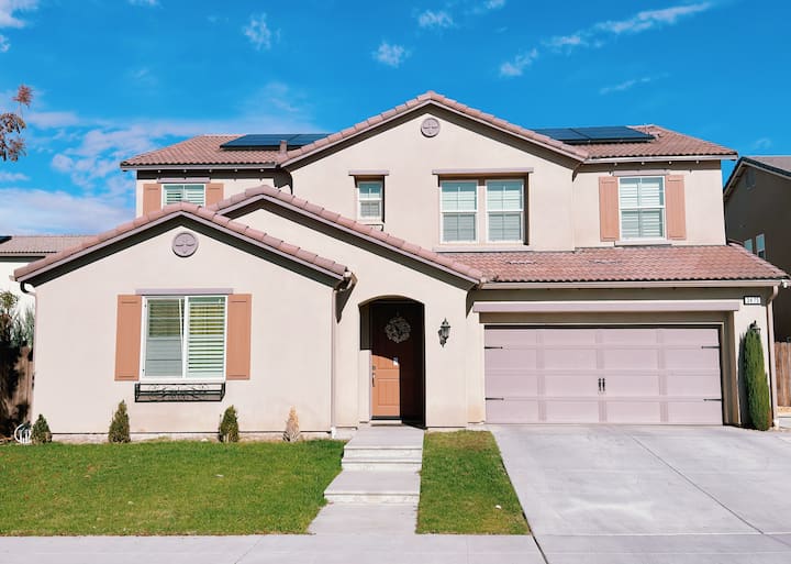 Luxury 5bed/3.5ba Home - Clovis, CA