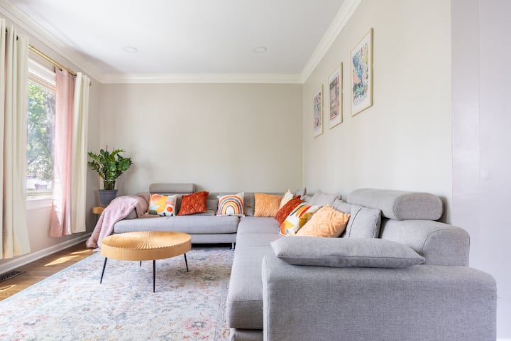 Grey House: 4 Bdrm 2 Bath Bunglow - Evanston