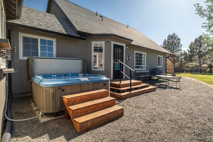 Spacious Family Home W/ Hot Tub - Ellensburg, WA