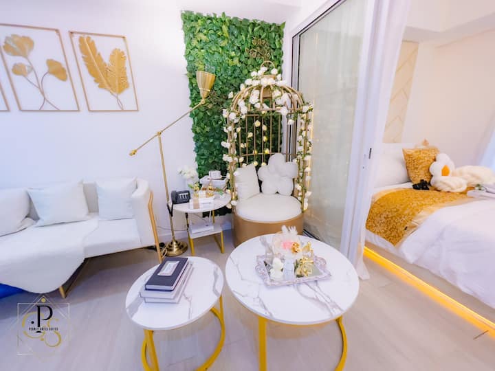 1br Azure Pool View W Free Parking,wifi,netflix - Muntinlupa