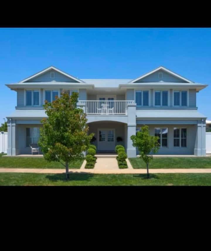 Lakeview Luxury
Almost Heaven - Yarrawonga